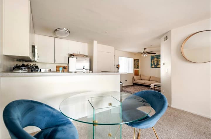 Relaxing 1br /Pool &Parking Near South Coast Plaza - Costa Mesa, CA