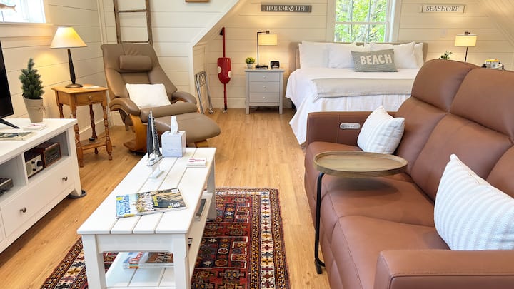 Sweet Second Floor Apartment Near Acadia For Two! - Bar Harbor, ME