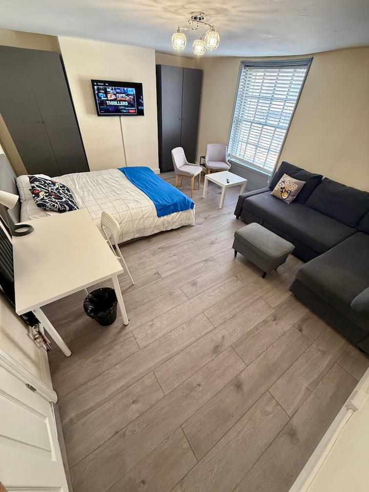 Spacious Kemptown Seaside Apartment  - Sleeps 8 - Brighton & Hove