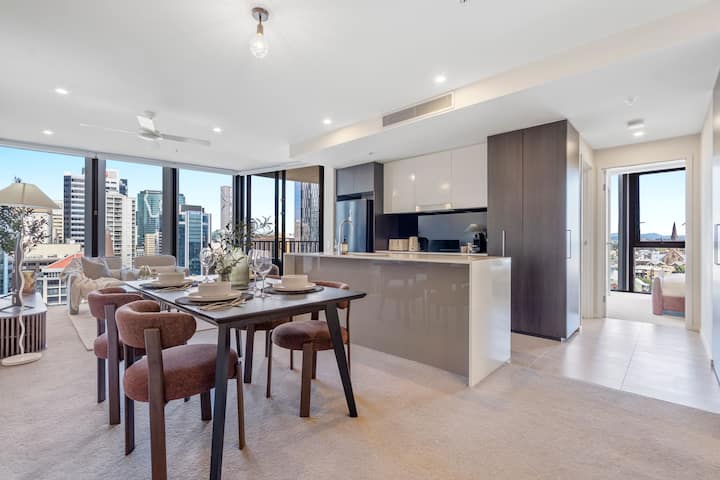 Skyline Living At Spire With Infinity Pool & Views - Spring Hill