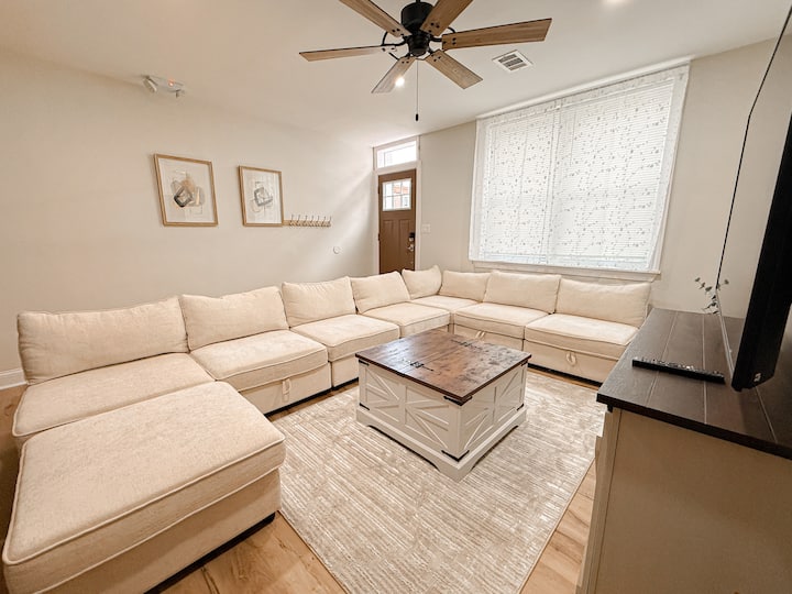 South Philly Retreat | Movie Nights & Backyard Bbq - Philadelphia, PA