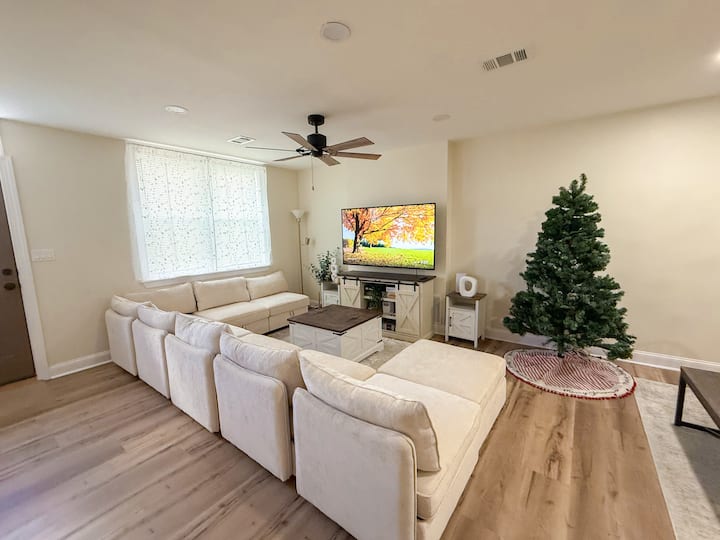 South Philly Retreat | Movie Nights & Backyard Bbq - Philadelphia, PA