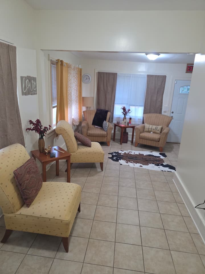 The Right Place, Cozy And Spacious. - Rock Island, IL