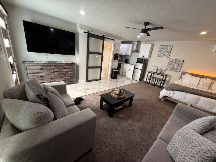 Modern Executive Suite Near Texrail & Dfw Airport - Bedford, TX