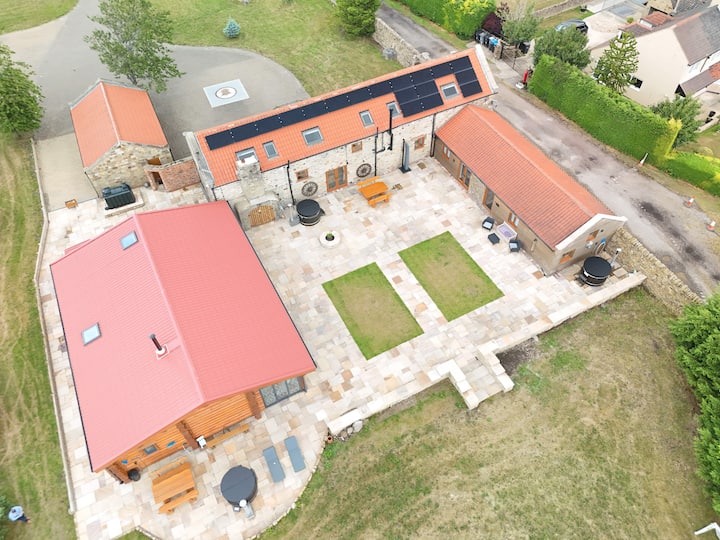 The Barn & The Log Cabin, Sleeps 12, 2 Hot Tubs - Durham