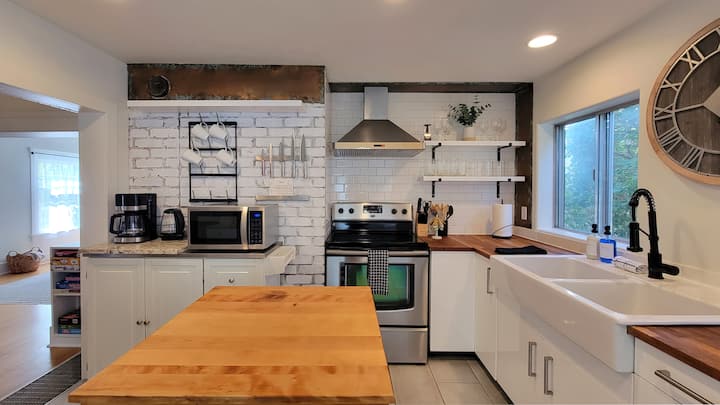 Rosewood Collective | House & Studio | Sleeps 11! - Medford, OR