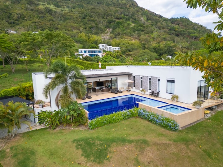Casa Blanca En La Primavera - Villeta
