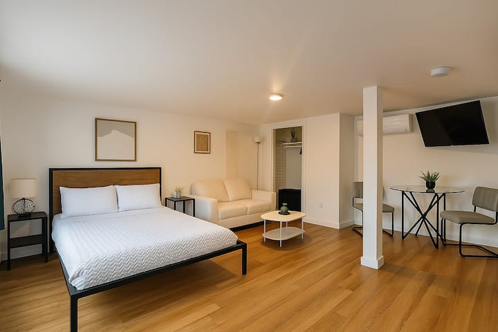 Comfortable Loft Near Downtown & River Walk - San Antonio, TX