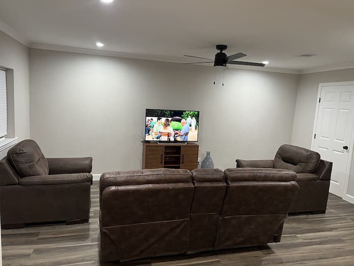 Modern 3br Home W/ Parking – Near Downtown - South Park - Houston