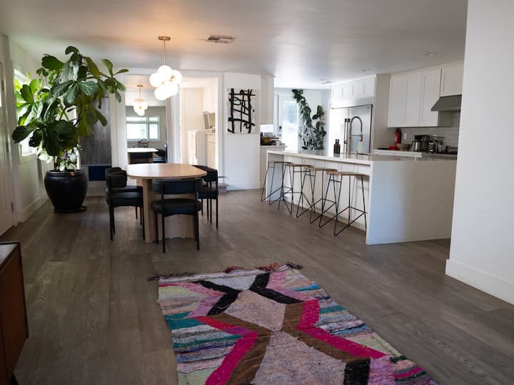 Los Angeles 3br/3ba Dog Oasis. Yard + Parking - Los Angeles, CA