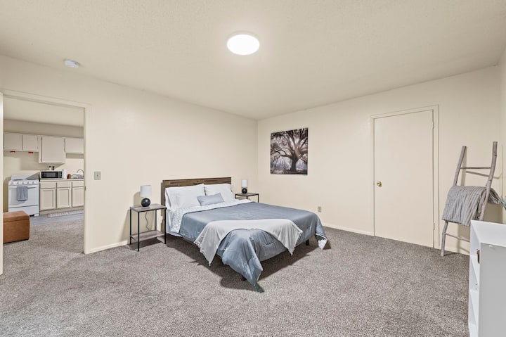 1br Queen Retreat First Floor Ease & Comfort Wi-fi - St. Joseph, MO
