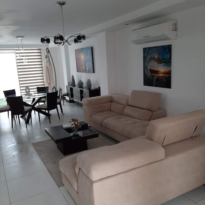 Casa Independiente En Urbanización Manta Beach - Manta