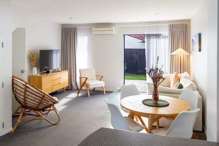 3 Bedroom Home With Garage & Extra Car Park - Christchurch