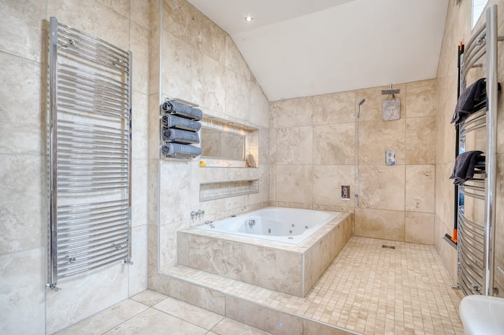 The Oak And The Log Cabin, Sleeps 10, 2 Hot Tubs - Bishop Auckland