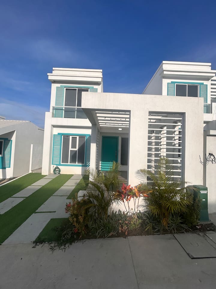 Casa De Estreno En La Playa Al Lado De Capaes. - Ballenita