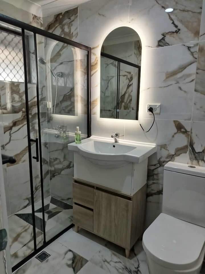 Centrally Located Old House With Big Backyard. - Sydney