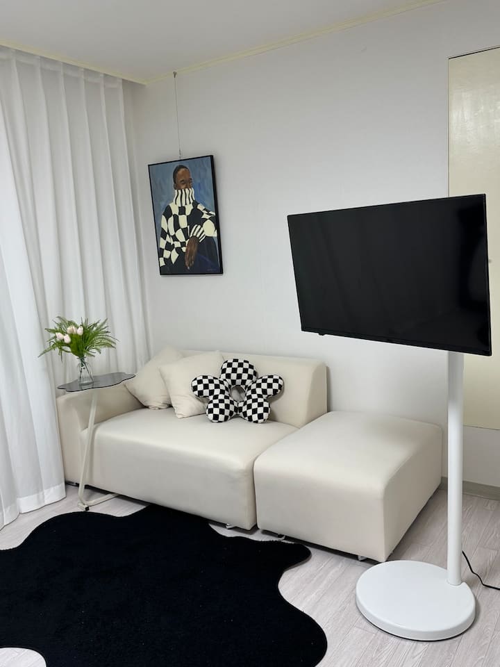 [뉴오픈] 신논현역 5분/투룸•6인/무료주차/모던 스타일의 감성 숙소 - Seúl