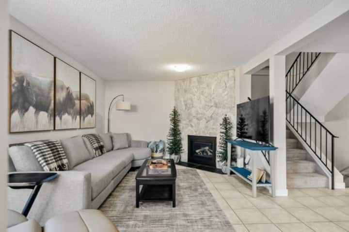 Roam Away From Home - Only Minutes From The Ctrain - Calgary