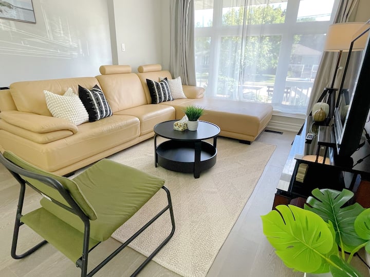 位于Richmond Hill时尚舒适,生活便利的三卧室四个车位平房 - Markham