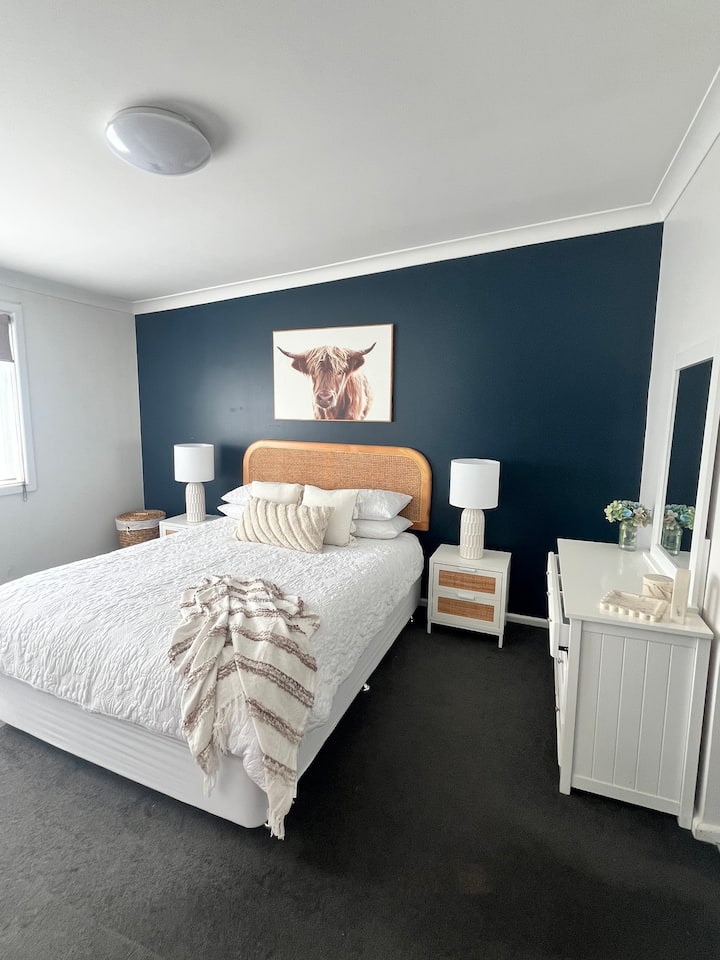 Cosy Farm Cottage In Idyllic Spot, Close To Town - Young