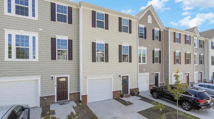 Cozy 4 Bedroom Townhouse - Durham, NC