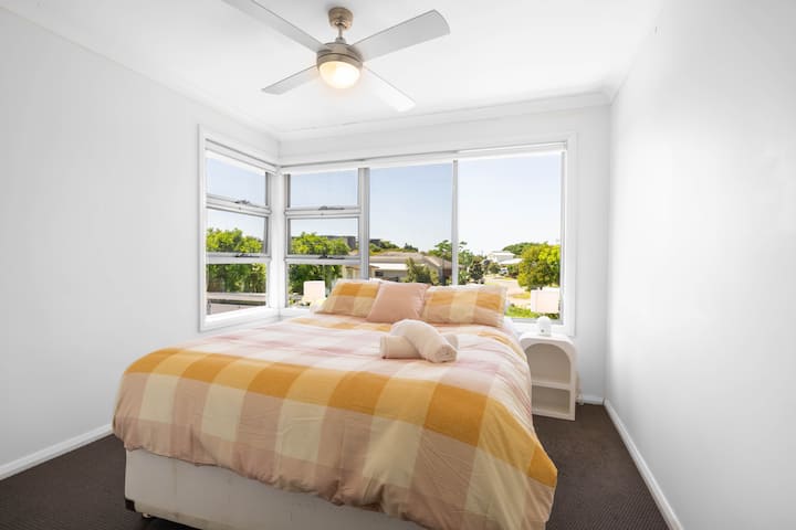Family House In Hope Island | 3 Beds Near Parks - Gold Coast