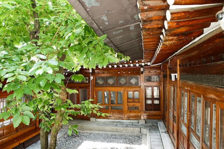 경복궁·청와대 초근접 | 프라이빗 한옥 감나무집 - Seoul