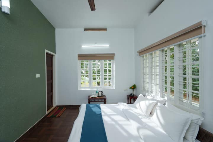 Serene Tea Valley Deluxe Room - Munnar