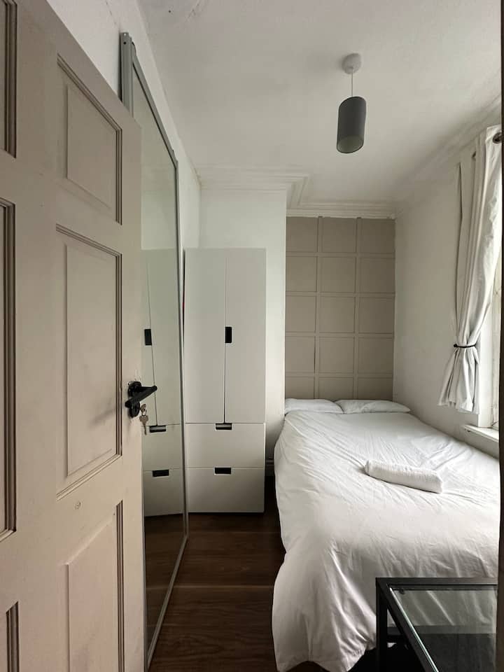 Small Double Room - 9 Mins Walk From Uol - Leeds