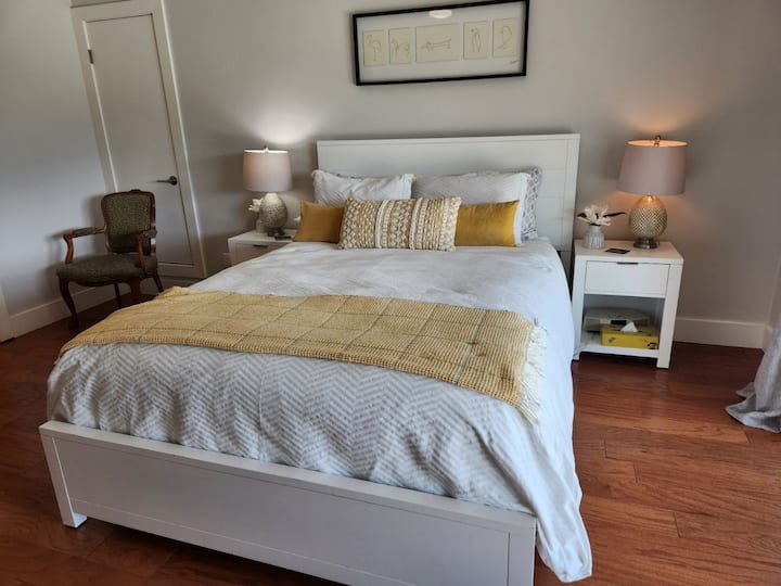 Contemporary Masteroom Designer Decor Min To Bart - Hayward, CA