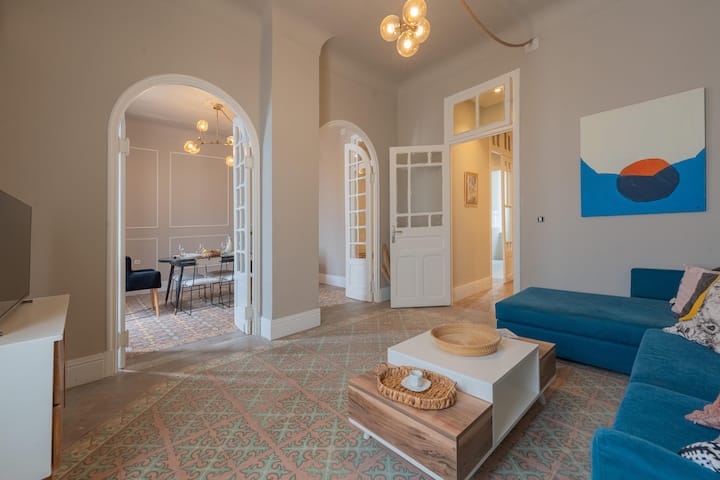 Calme, Volumes Et Lumière Au Centre Ville De Tunis - Túnez
