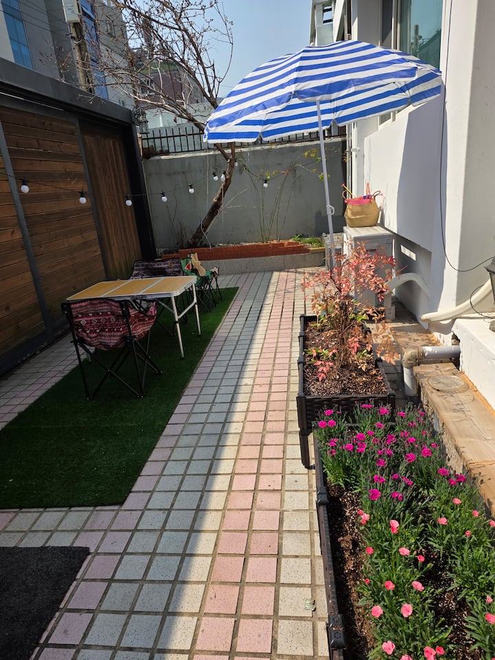 #광안리 해변5분
#침대5
숙소앞주차2대가능
게스트 식사제공(조식 돼지국밥Or석식돼지갈비) - Nam-gu