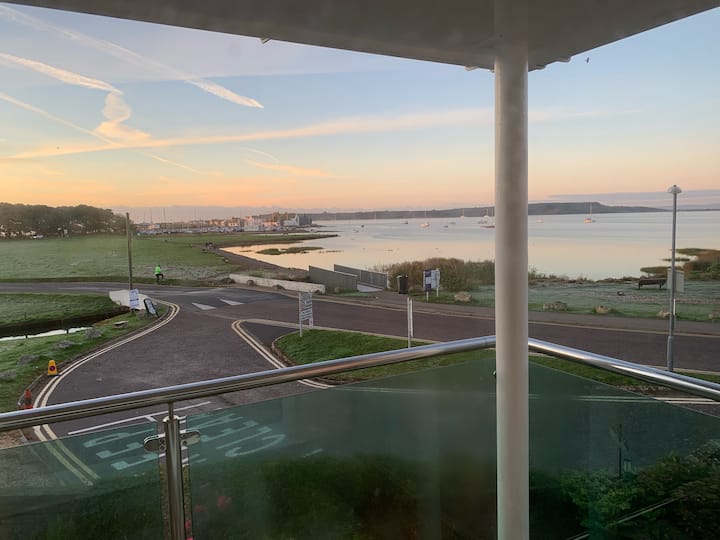 Mudeford Quay 
Sea Front View
Sleeps 6
Driveway - Barton on Sea