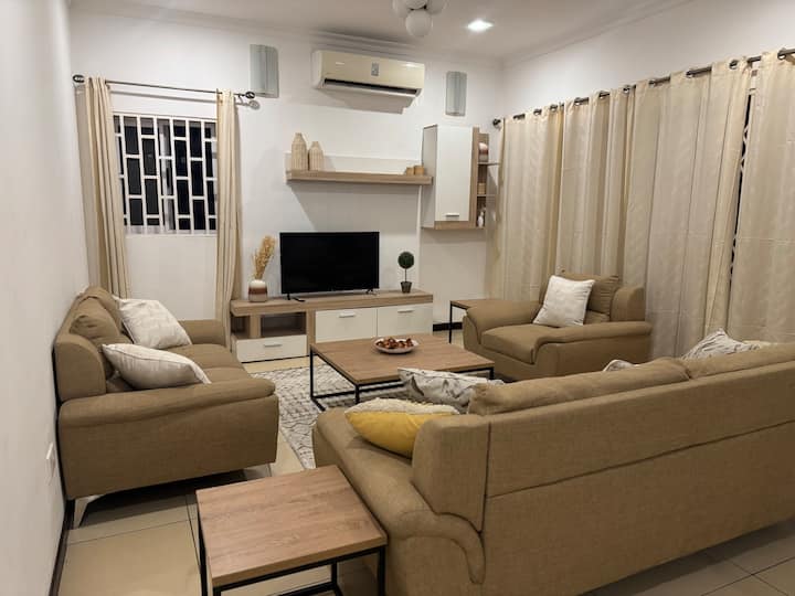 Cozy & Modern 2-bedroom Apartment In Osu, Accra - Ghana
