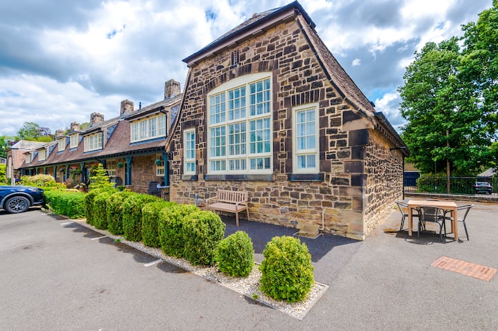 Luxury Old School House Stay In The Peak District - Bonsall