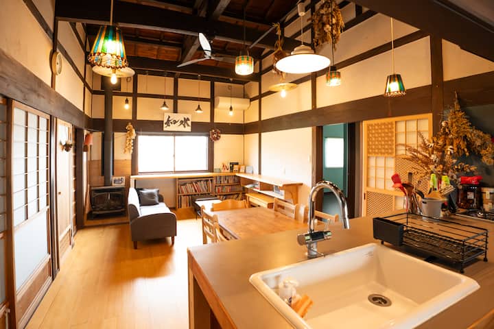 八戸｜一棟貸し宿・フルキッチン付き天然温泉徒歩2分＆隣接カフェで食事・料理体験可・中心街車で５分 - Hachinohe