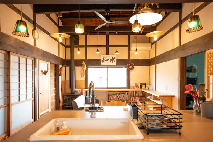 八戸|一棟貸し宿・フルキッチン付き天然温泉徒歩2分&隣接カフェで食事・料理体験可・中心街車で5分 - Hachinohe