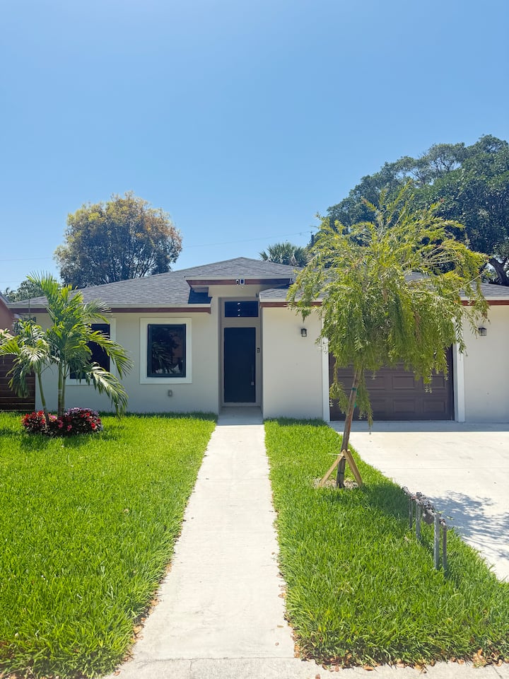 Modern Design Stay • Cozy Comforts & Room For All - West Palm Beach, FL