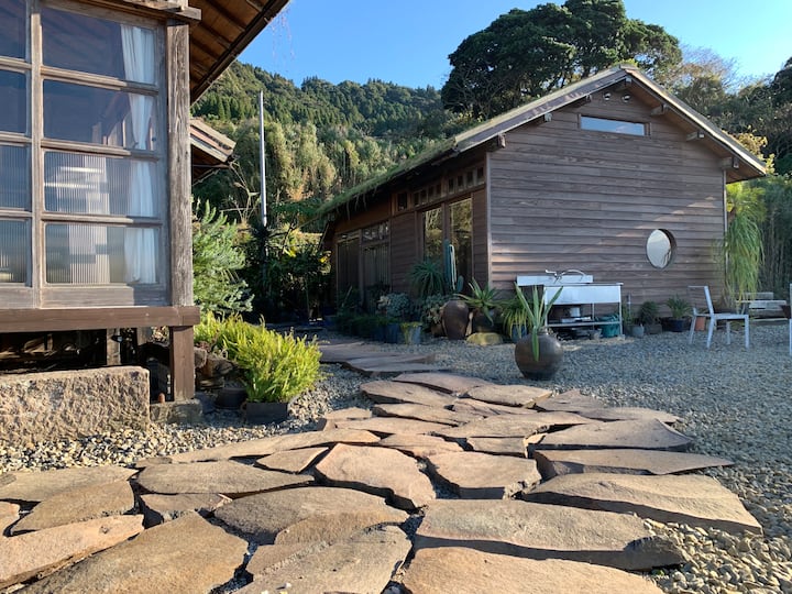 1日1組限定・自然豊かな湖畔で、暮らすように泊まれる草屋根と石畳の古民家宿「湖畔のやぎ舎」 - Ibusuki