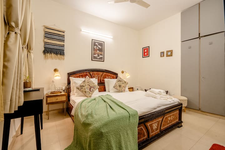 Swan: Cozynest Room W/ Kingbed, 4k Tv | Saket - New Delhi