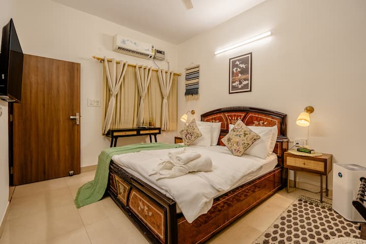 Swan: Cozynest Room W/ Kingbed, 43” Tv | Saket - Delhi, India
