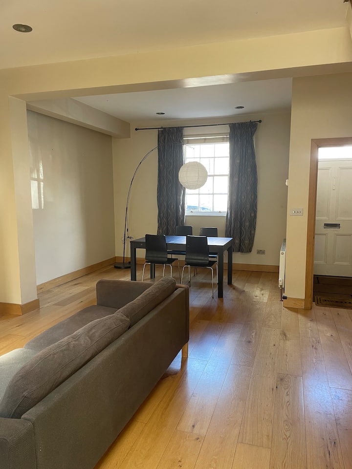 Charming Two Bedroom House In Stoneybatter - 더블린