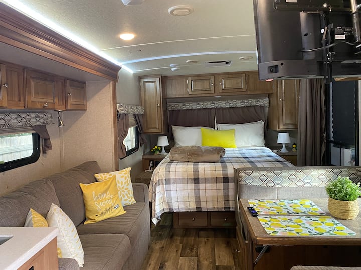Cozy Yellow Rv In Orlando Private 8 Miles From Mco - Orlando, FL