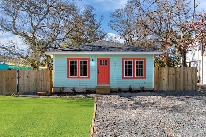 9 Min Walk To Beach! Fenced Yard! Pet Friendly! - Oak Island, NC