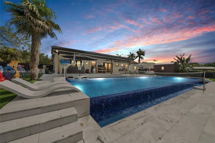 Family Paradise: Pool, Basketball, Soccer & Relax - Kendall, FL