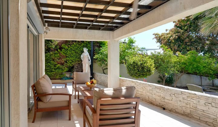3-bed Beachside Flat W Garden & Terrace, Sleeps 6 - Limassol