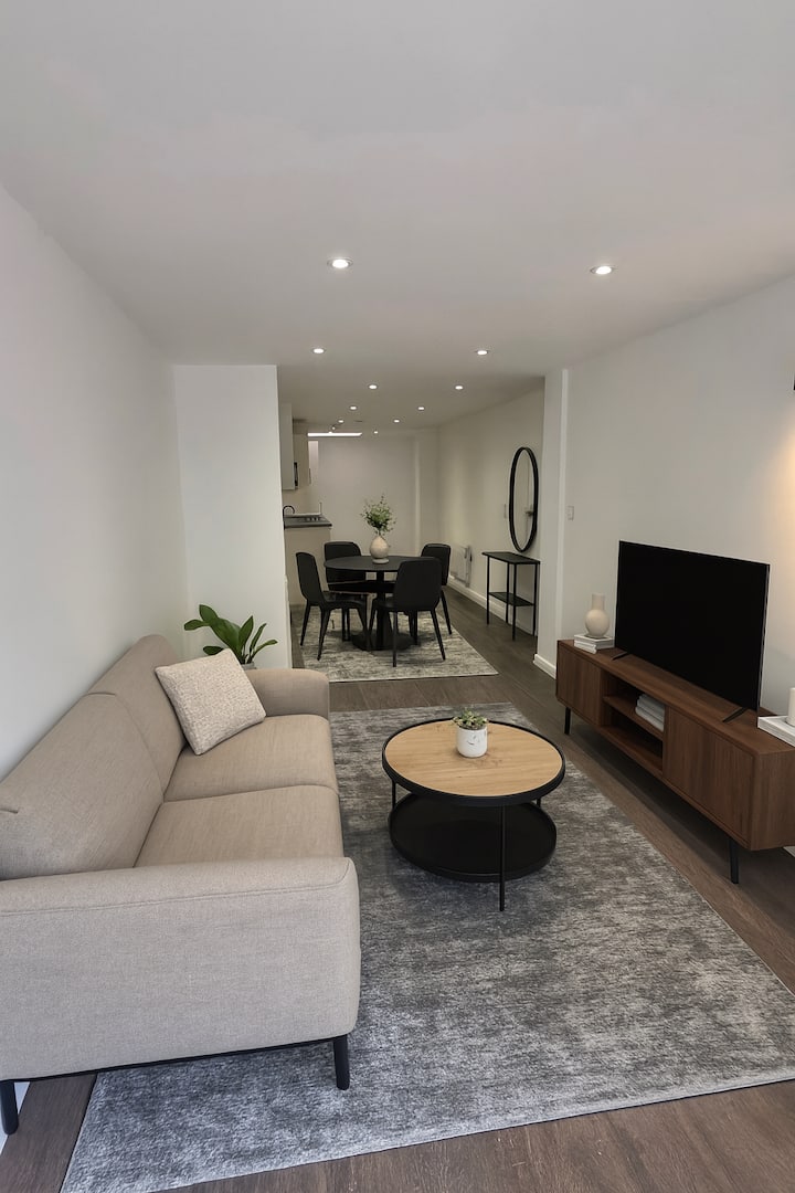 Stylish Highstreet Hideaway- Cosy Retreat - Swindon