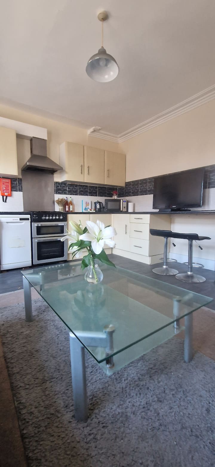 Spacious Five Bedroom Townhouse - Royal Leamington Spa