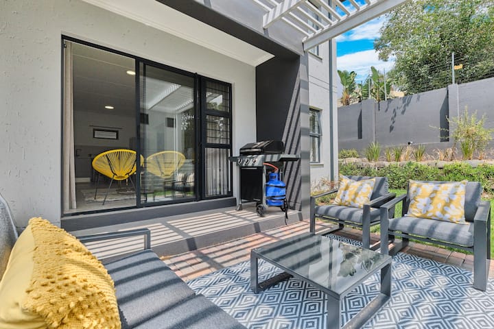 Modern Townhouse With Courtyard - Lanseria