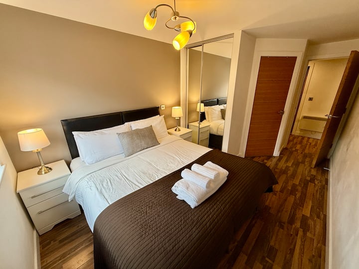 Modern 2-king Bedroom Flat With Gated Parking - Manchester